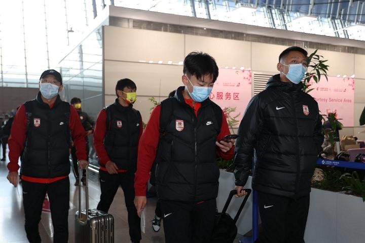 备战亚运足球测试赛长春亚泰队今日从上海启程飞赴温州