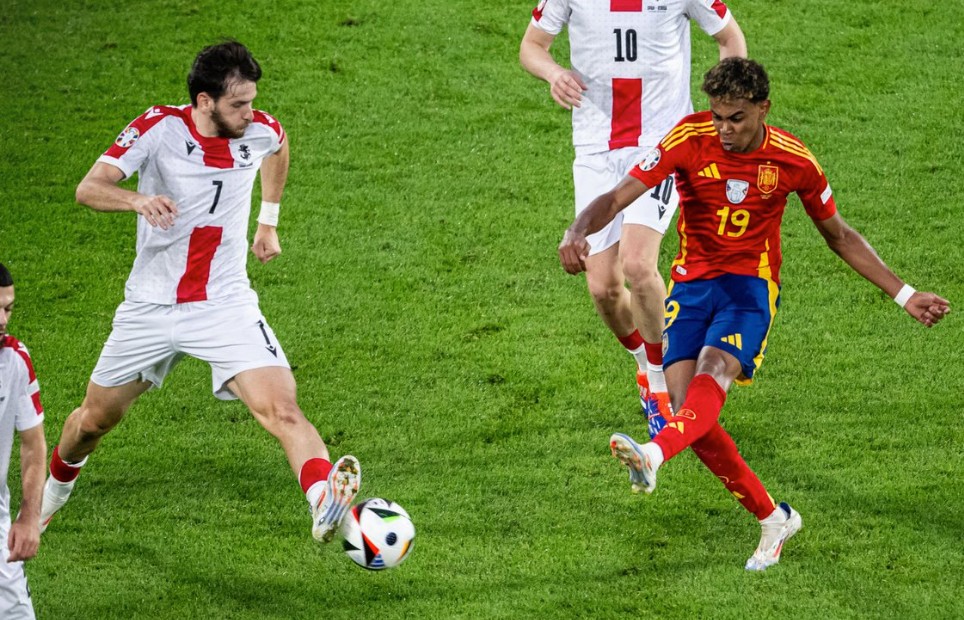 比肩C罗，亚马尔是04年以来首位单届欧洲杯2次助攻的U20球员_PP视频体育频道