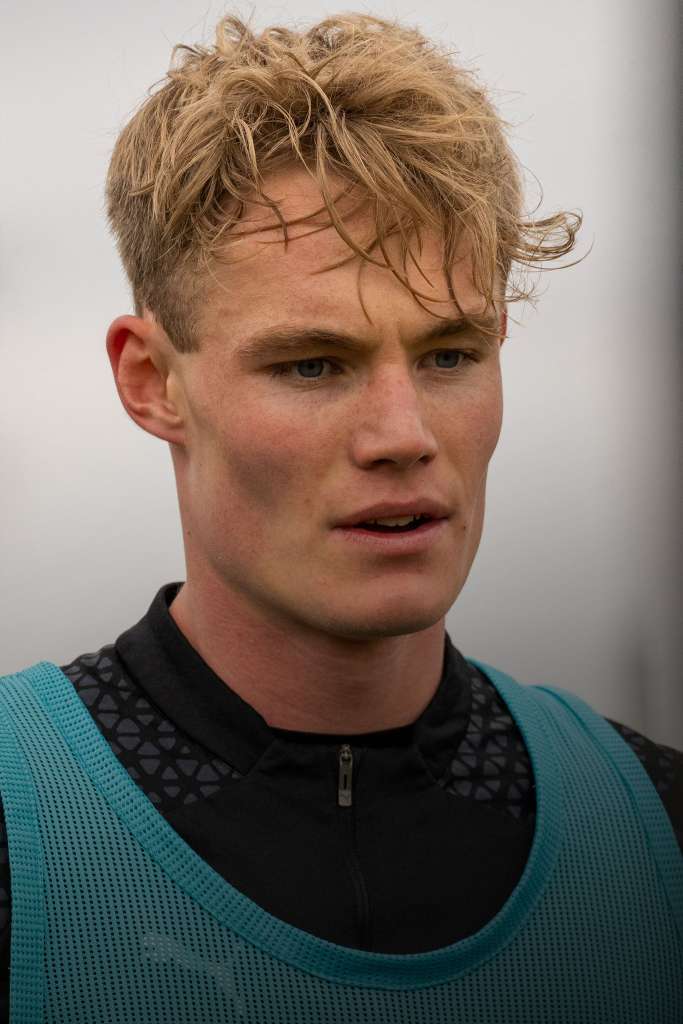 米亚尔比丹麦籍前锋9号Max Fenger（马克...