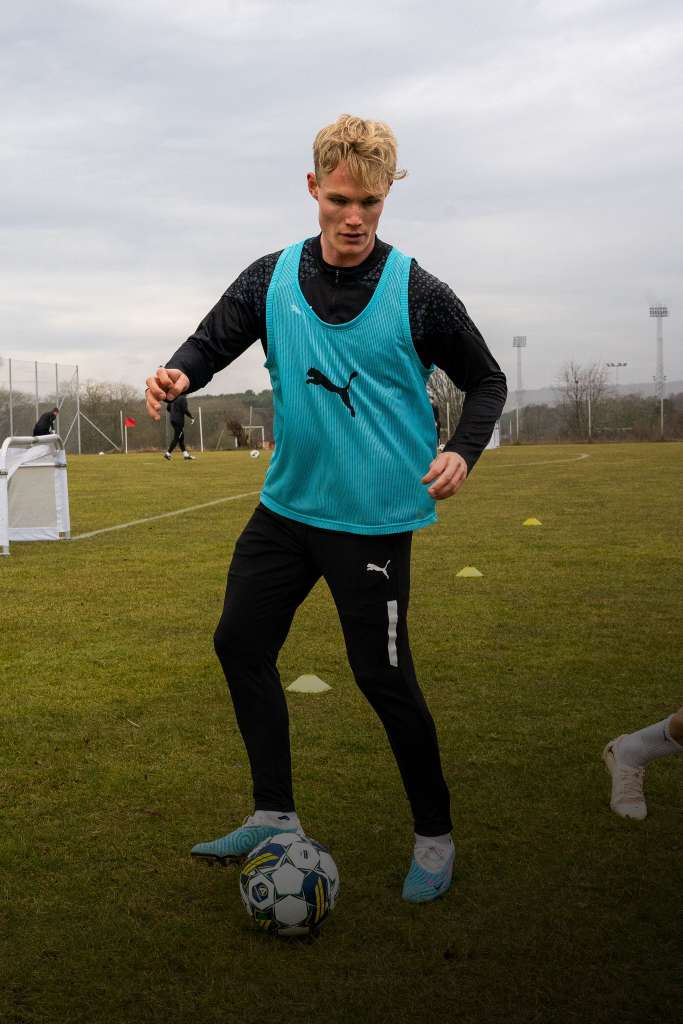 米亚尔比丹麦籍前锋9号Max Fenger（马克...