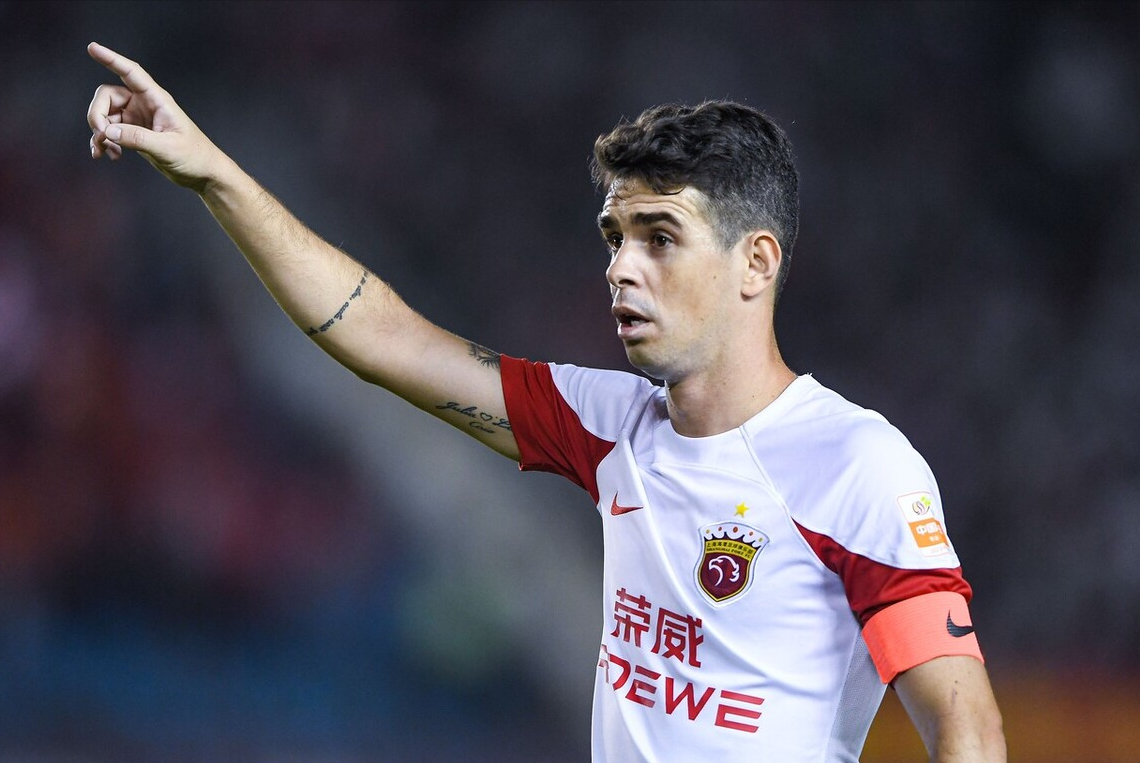 小金人vs罗二娃：世界级与中超级的较量，谁将更胜一筹？