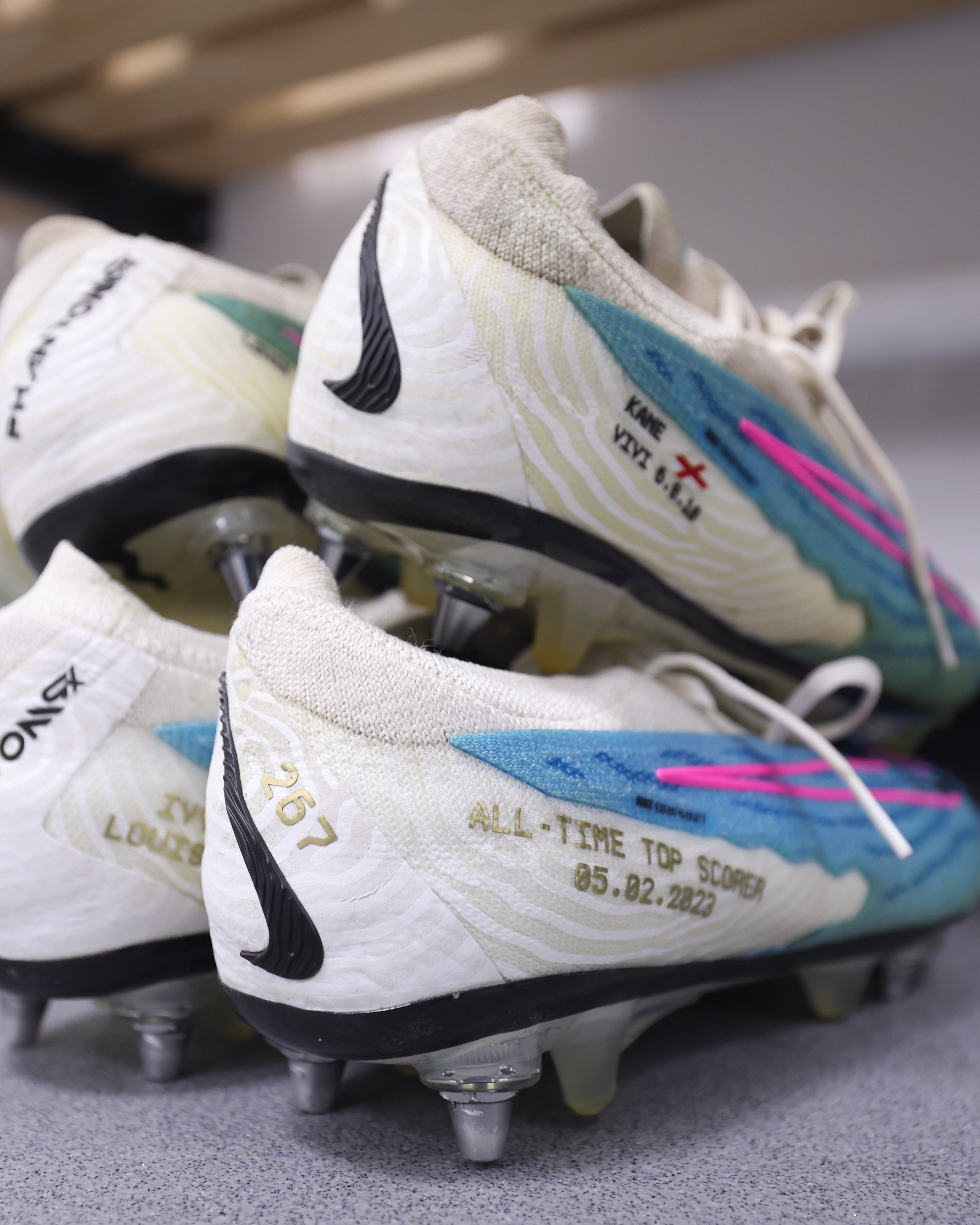 荣耀印记，凯恩将穿队史最佳射手特制球鞋出战狼队