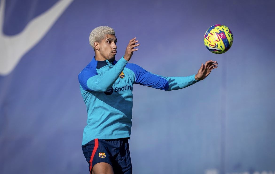 360体育-记者：阿劳霍在休假一周之后已经回到巴萨参加训练