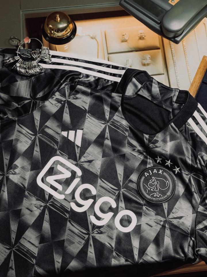 为彼此量身定制+阿贾克斯23/24赛季第二客场球...