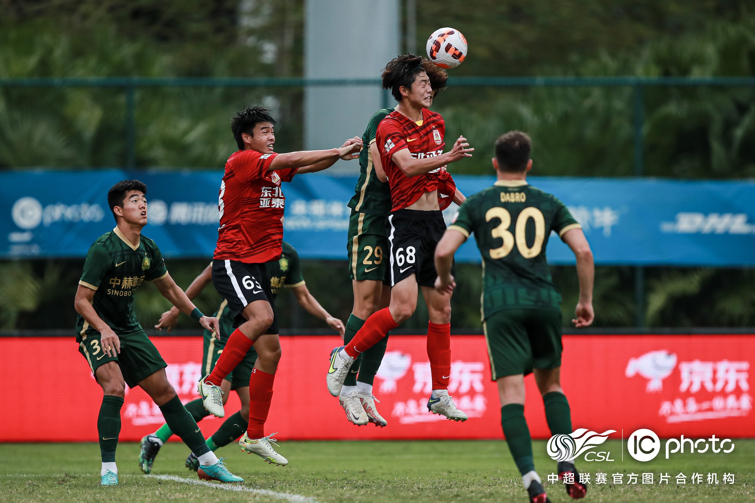 亚泰青年军0比3不敌国安 14名U21球员完成中超首秀