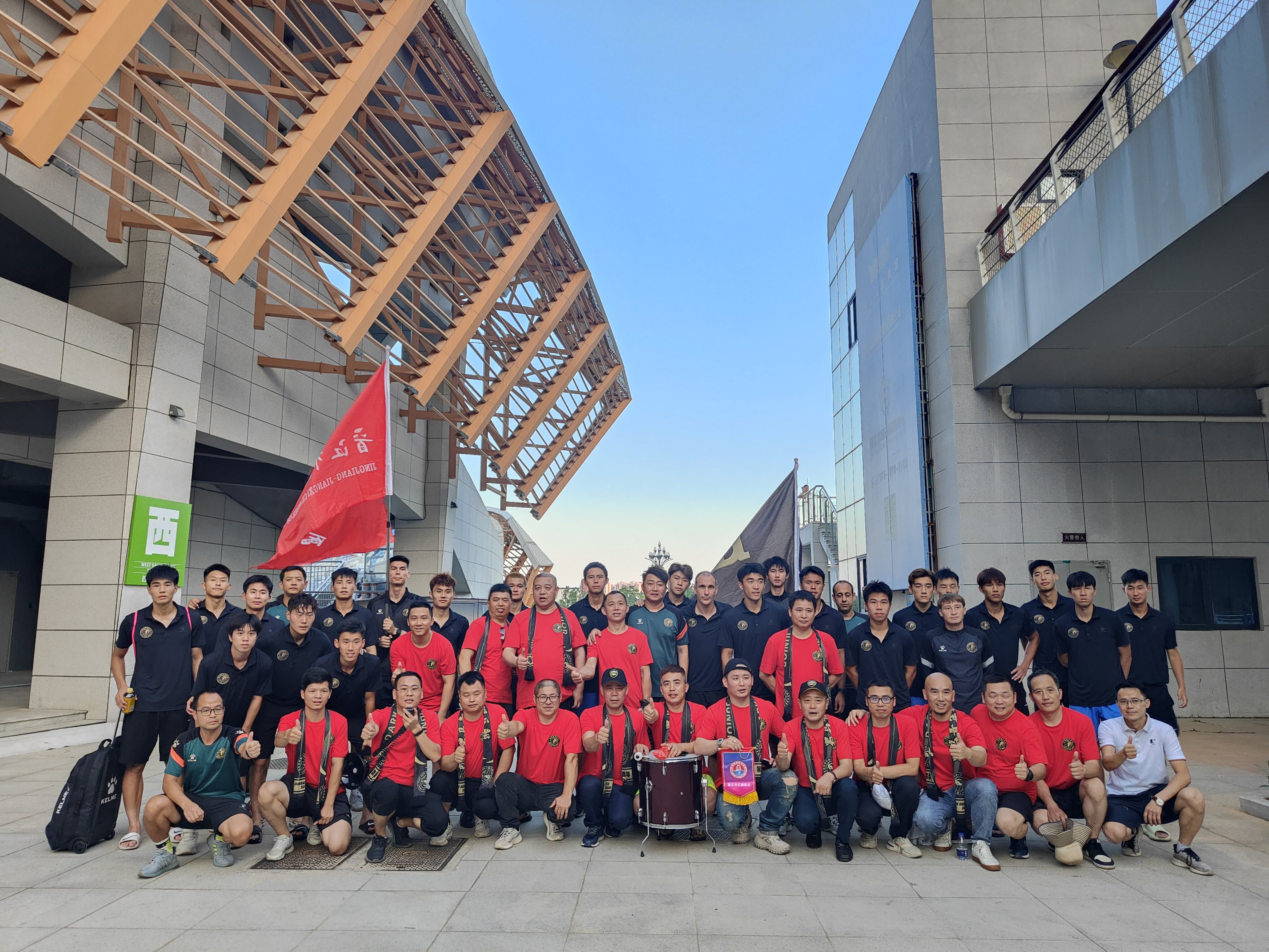 感谢今天到现场为江西黑马青年队助威的数百位球迷。...