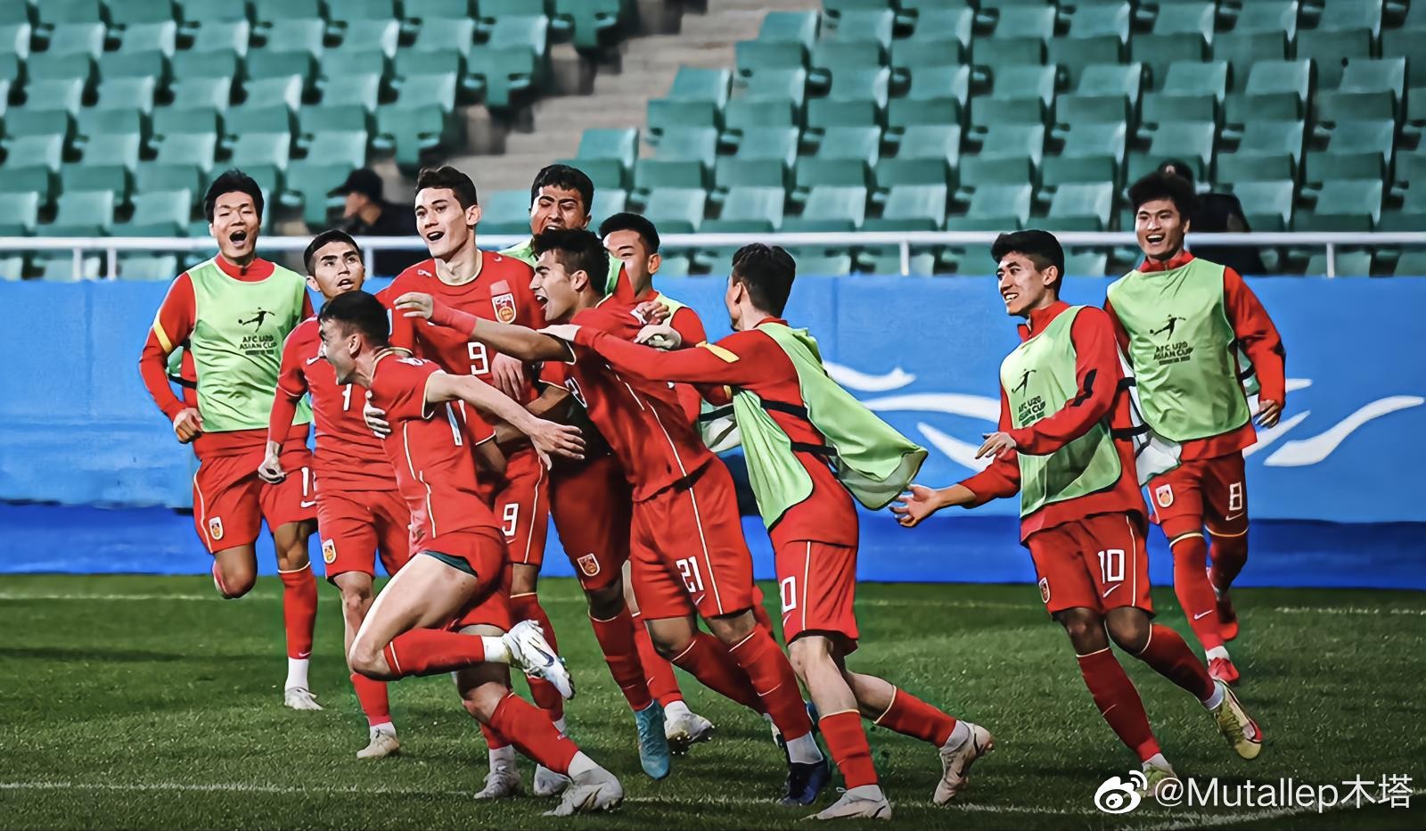 从死亡小组中晋级，U20国足球员木塔力甫社媒晒照庆祝
