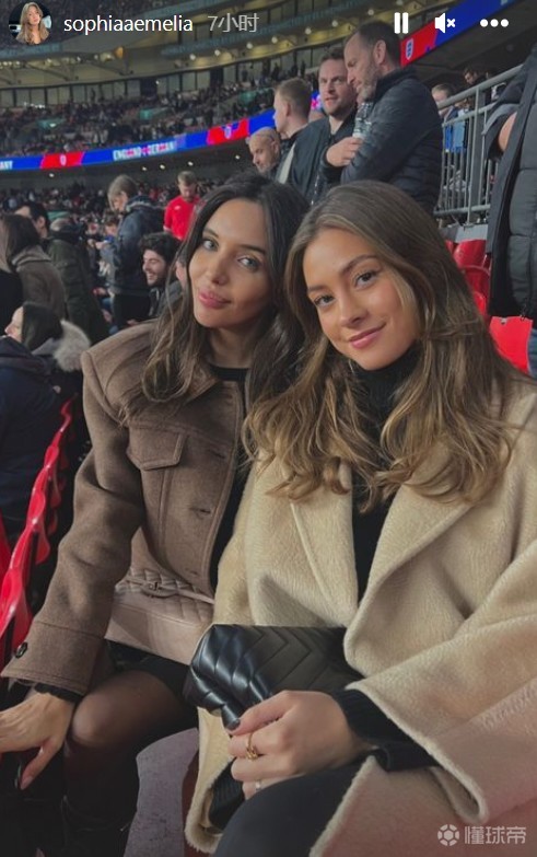 360体育-哈弗茨女友现身温布利观看英德大战，为男友加油打call