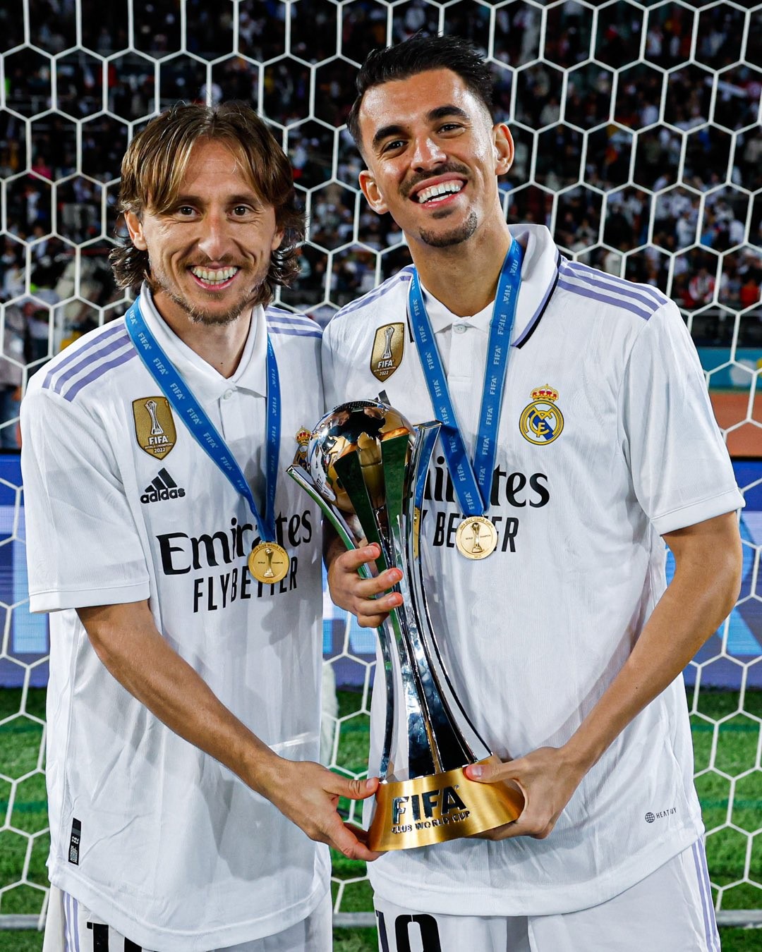 塞瓦略斯晒与莫德里奇合影：多么伟大的传奇