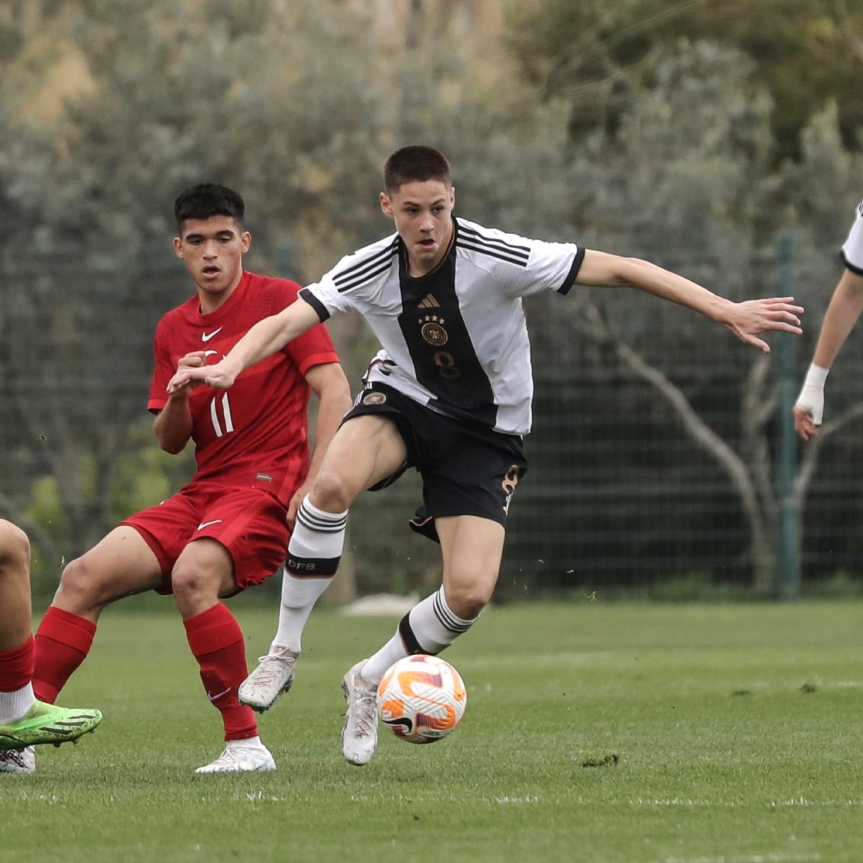 门兴对赫塔U19的攻击型中场本斯-达尔道伊（Be...