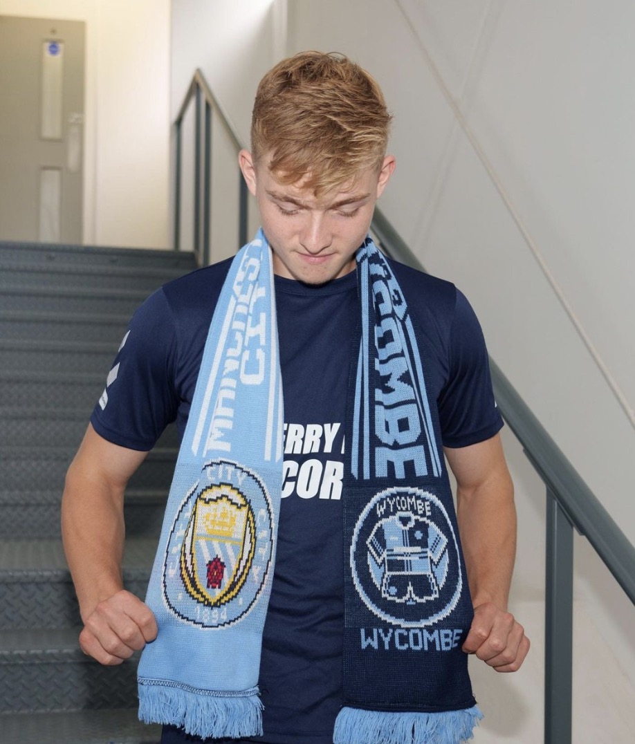 官宣：19岁的曼城青训中场Kian Brecki...