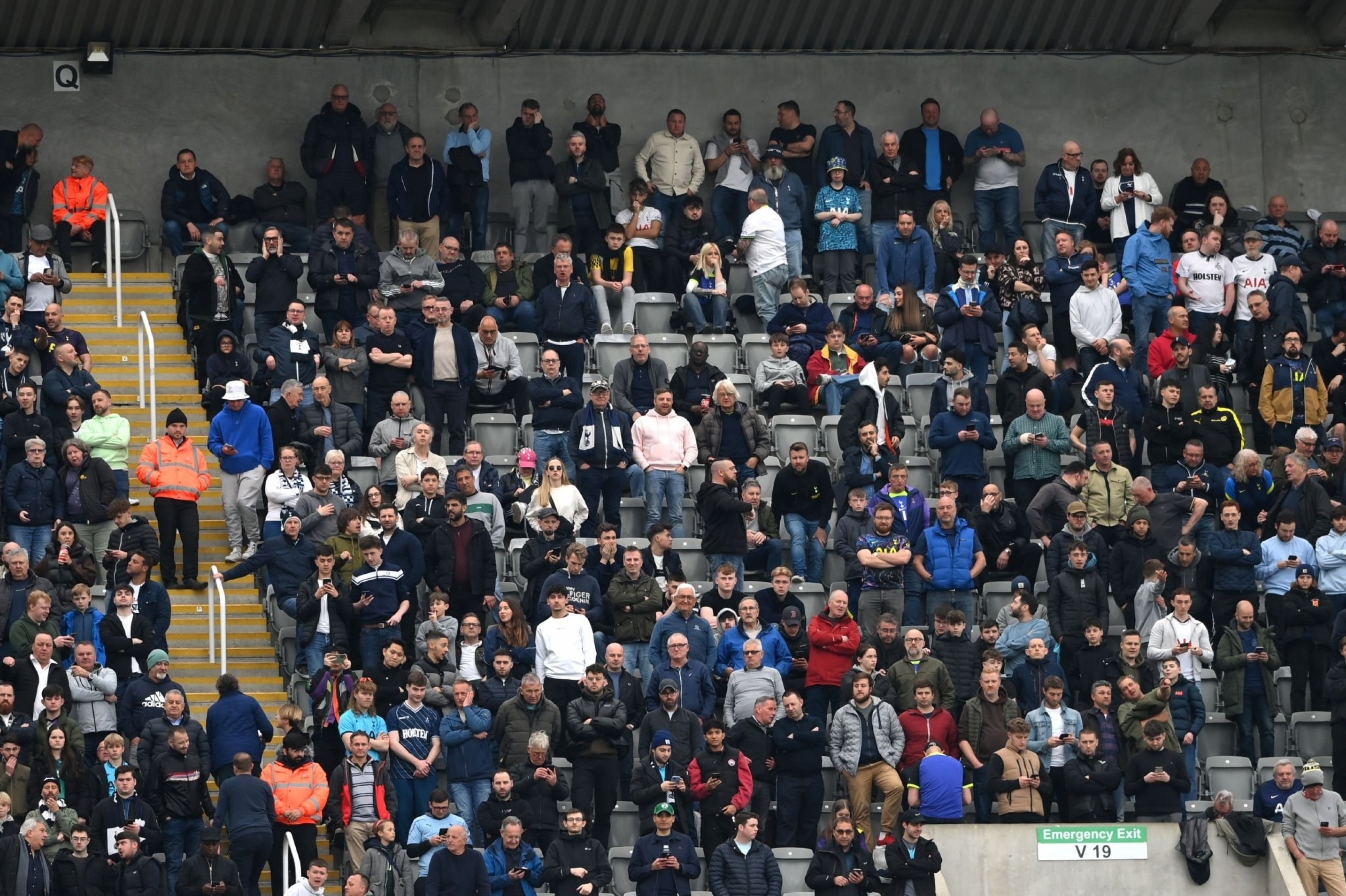 结束得有点早，0-5后部分热刺球迷开始离场