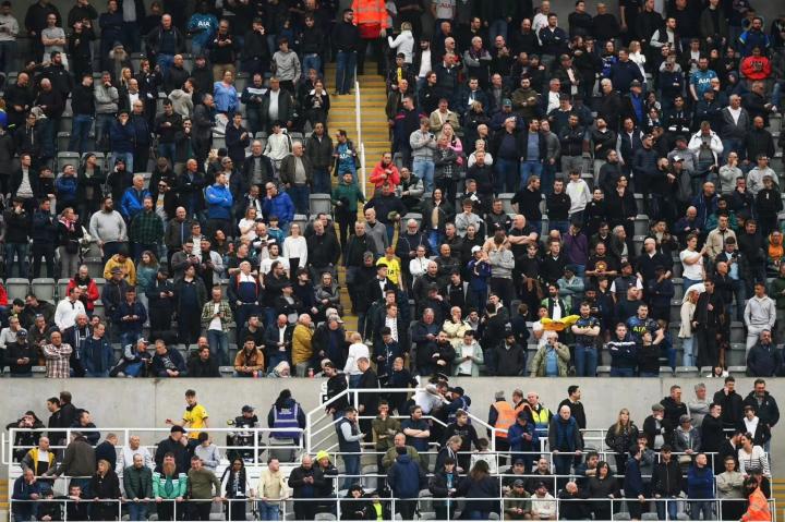 退钱！21分钟丢5球，现场的热刺球迷立即开始退场...