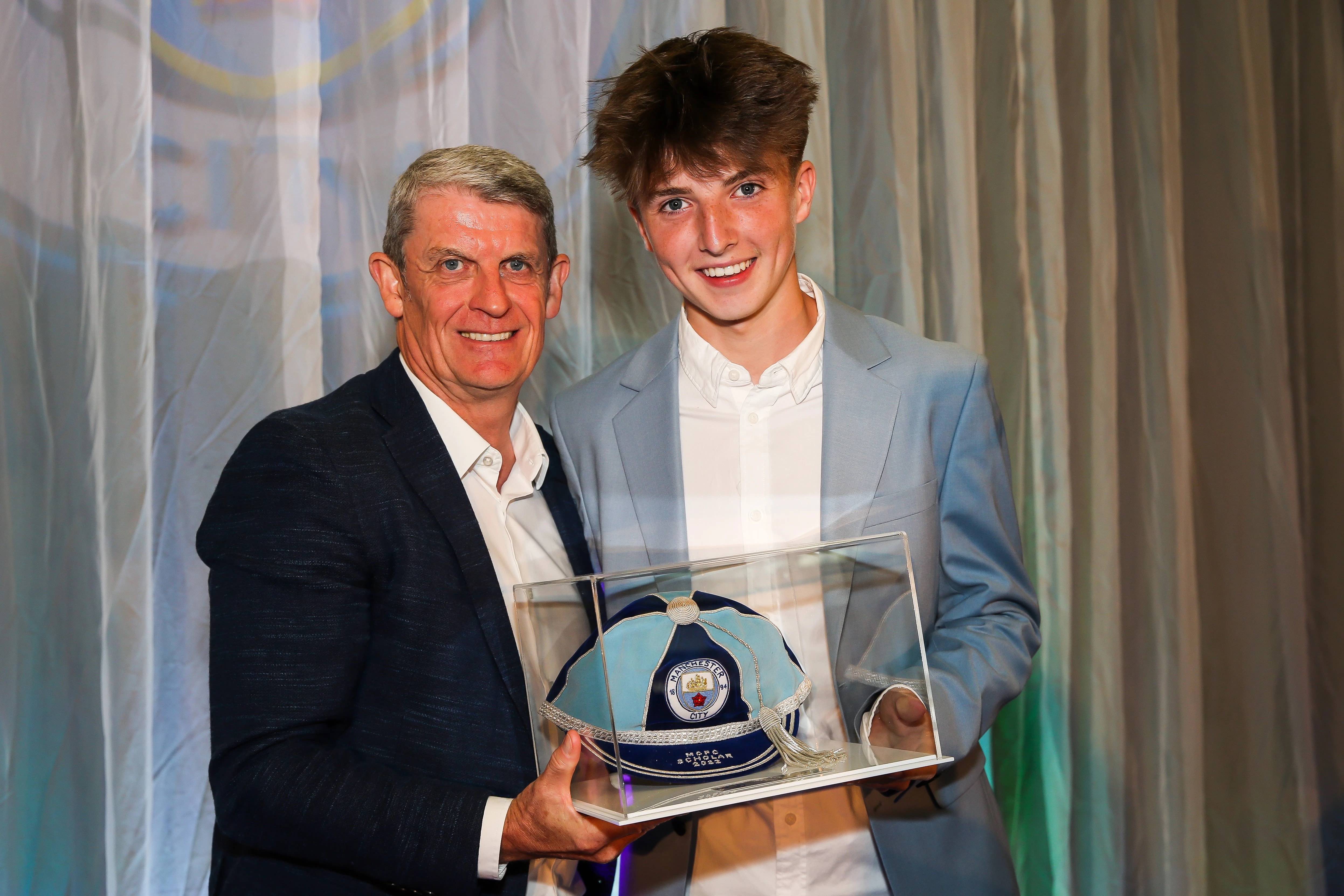 曼城官方：与14名小将签下奖学金合同|曼城|曼城U18|懂球帝