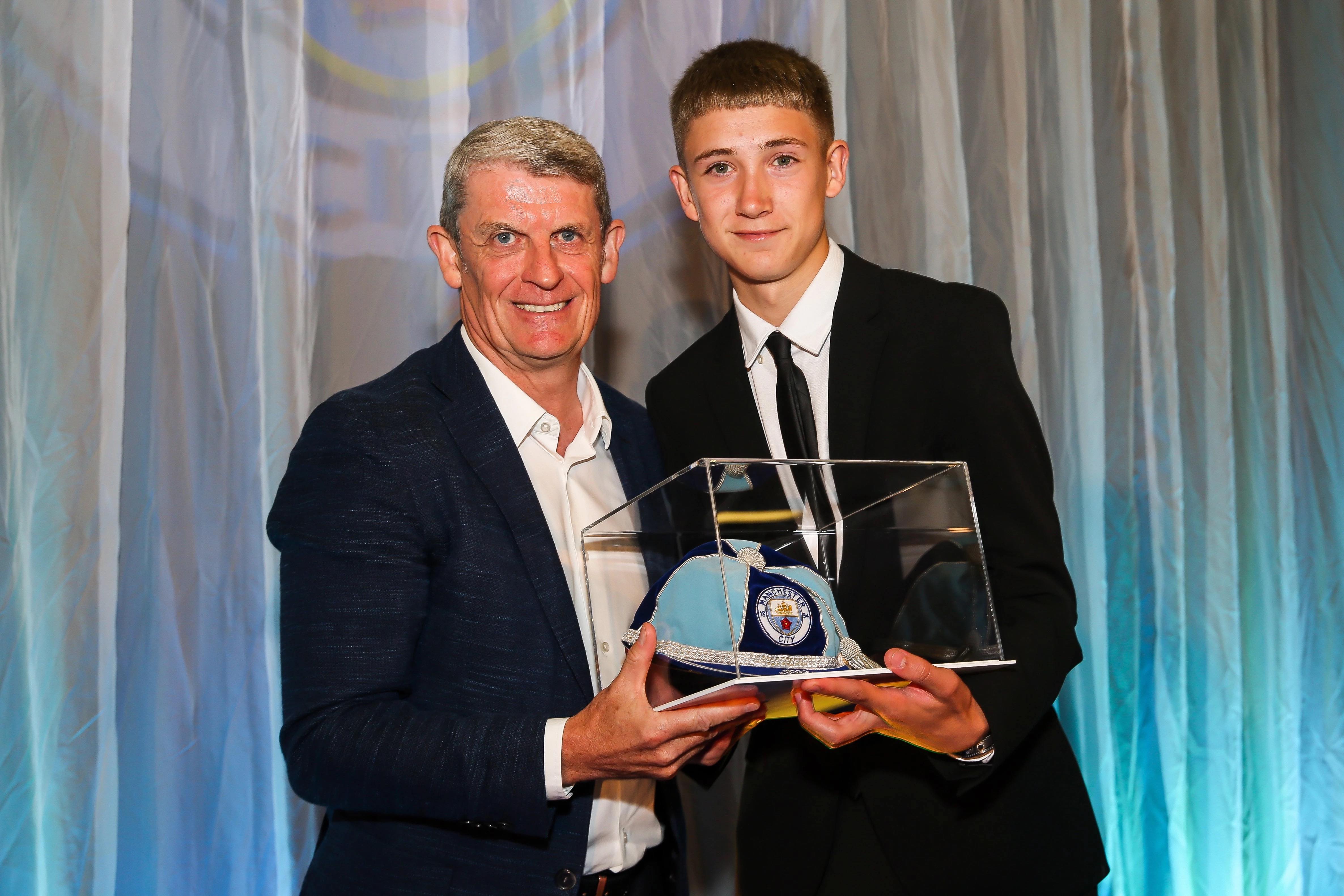 曼城官方：与14名小将签下奖学金合同|曼城|曼城U18|懂球帝