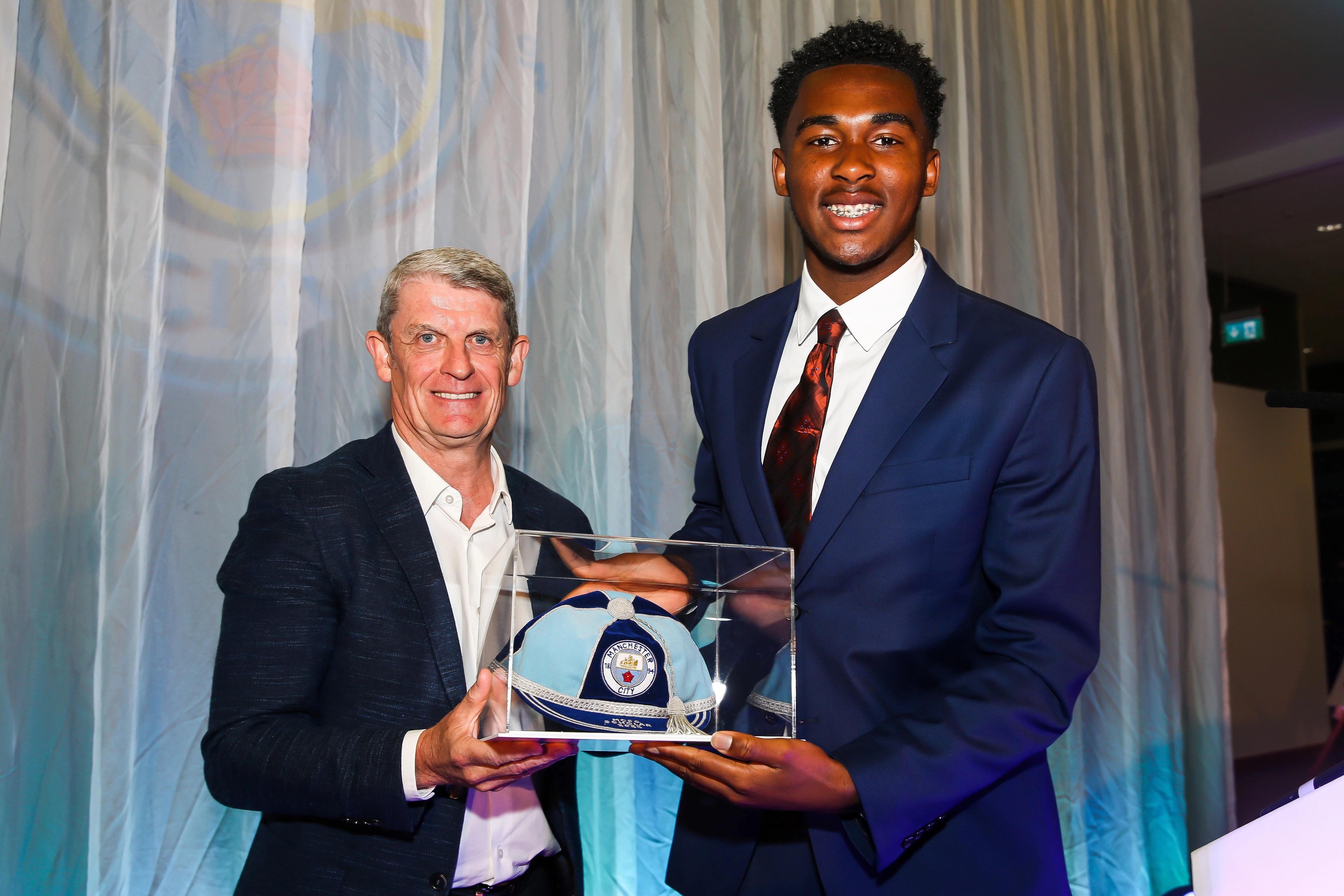 曼城官方：与14名小将签下奖学金合同|曼城|曼城U18|懂球帝