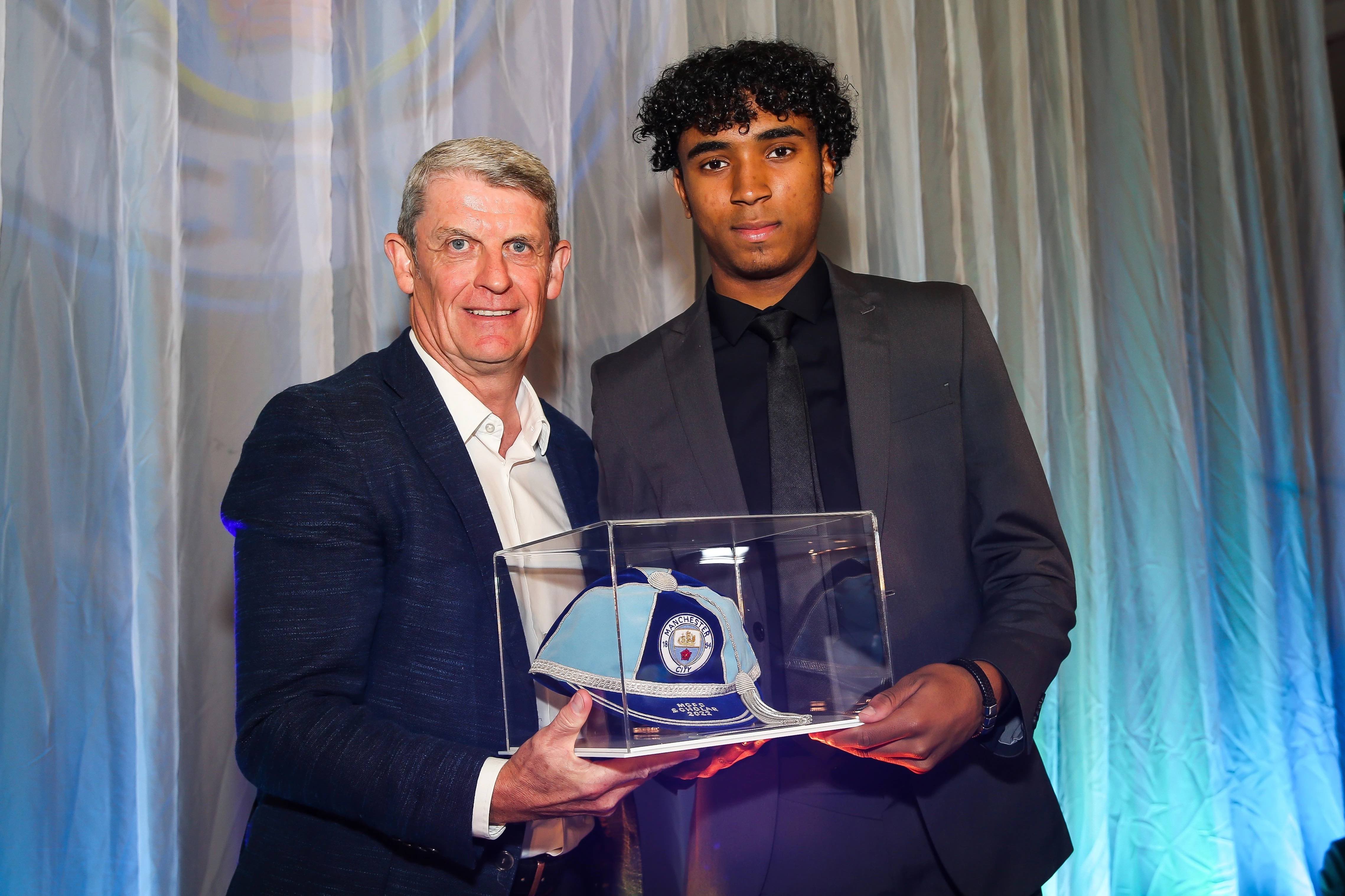 曼城官方：与14名小将签下奖学金合同|曼城|曼城U18|懂球帝