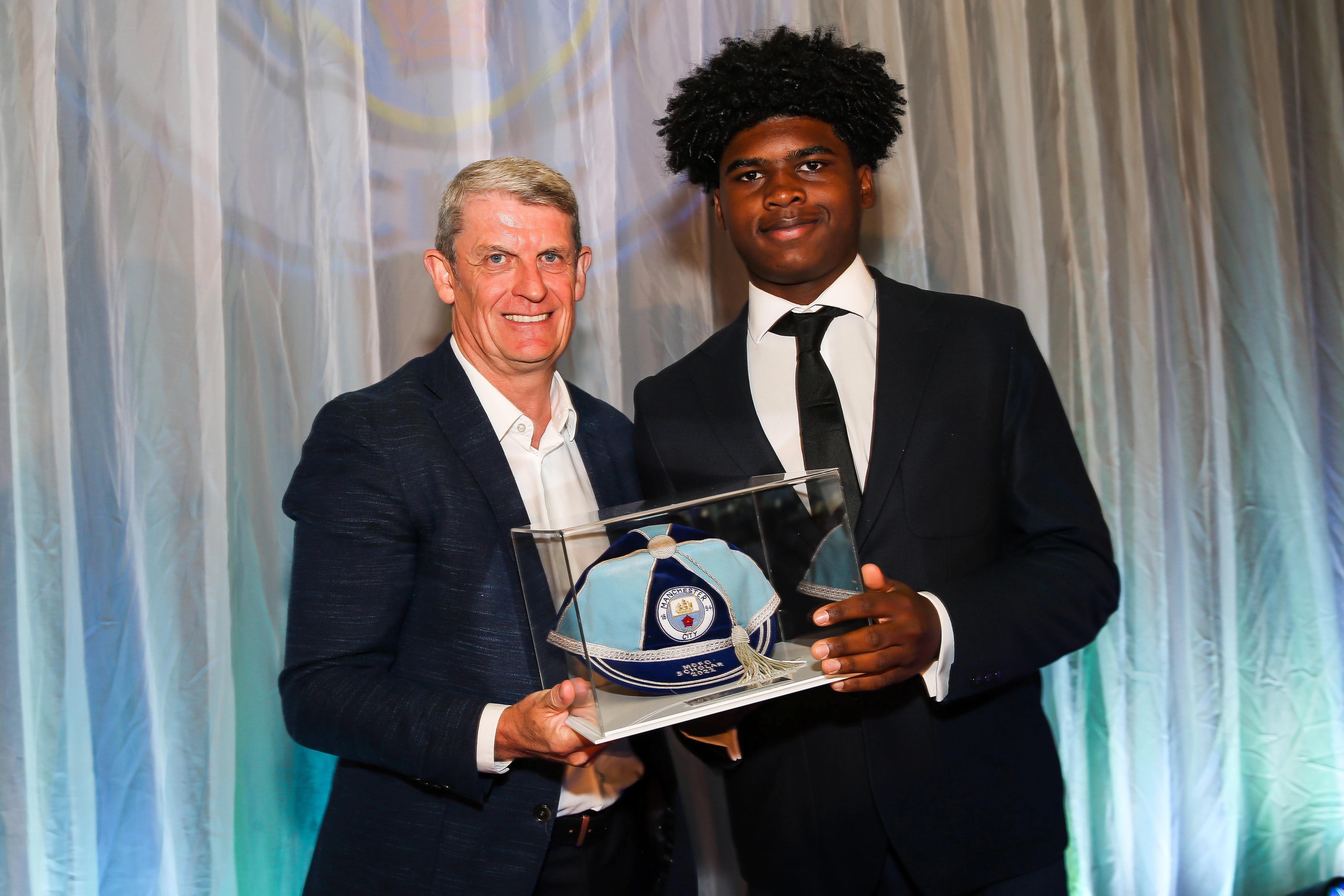 曼城官方：与14名小将签下奖学金合同|曼城|曼城U18|懂球帝