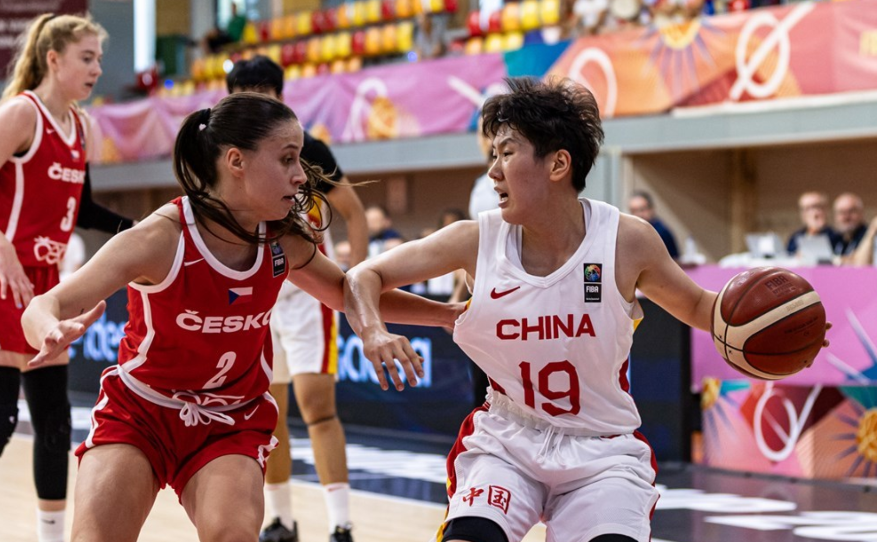 下半场再度崩盘！中国U19女篮吞下三连败，无奈迎战日本