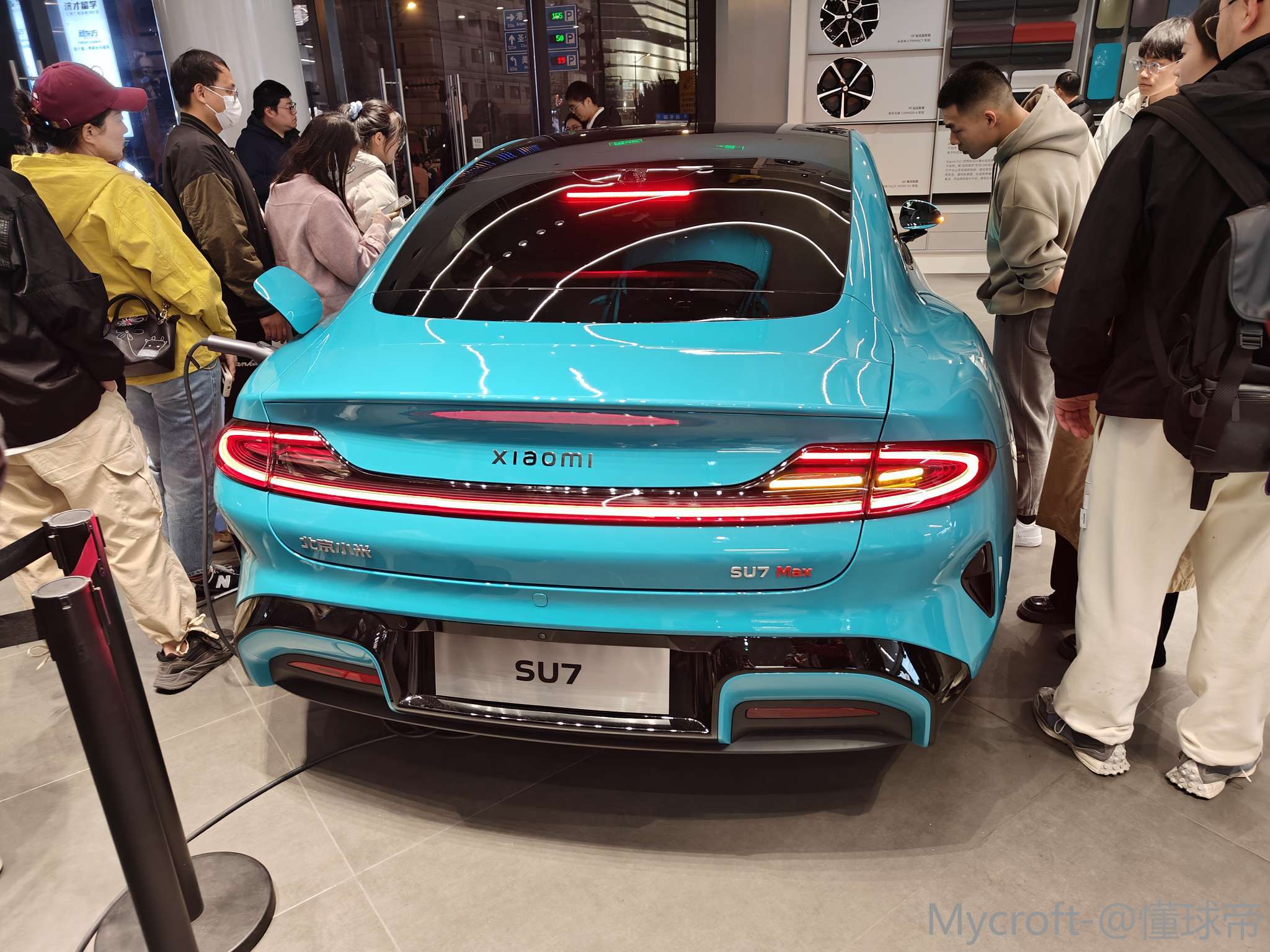 雷军在京亲手向首批车主交付SU7，全国28城交付中心同步进行