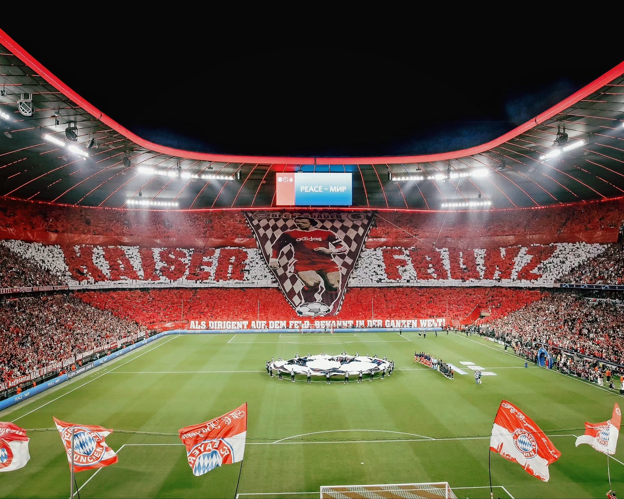 赛前安联球场打出巨幅TIFO，致敬俱乐部传奇贝肯...