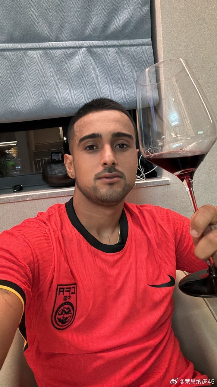 你也想归化？浙江队外援莱昂纳多晒穿国足球衣照片|中国|浙江|莱昂纳多|懂球帝