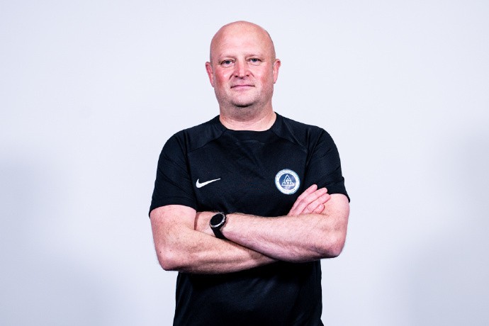 新鹏城助教介绍：一人在多国执教过，一人为曼城青年队出身